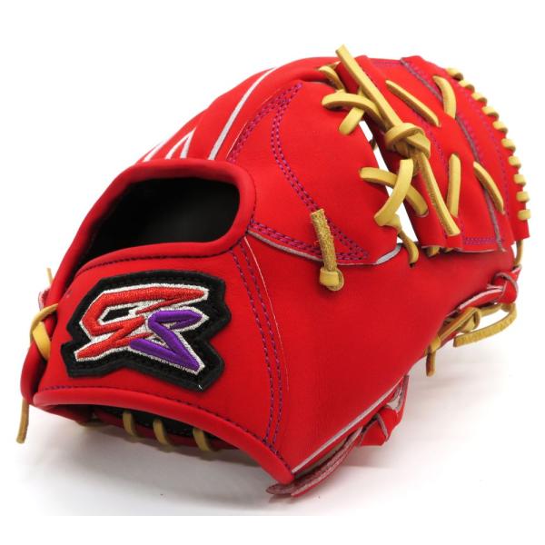 こちらのグローブはメーカーにて「通常指入れ」「人差し指背面出し」仕様で使用イメージが把握できる完成具合のガイド型付け済。※グラブ表面に水もみを行った際にできるシミがでているモデルがある場合がございますが水もみを行いグラブを乾燥させるとどうし...