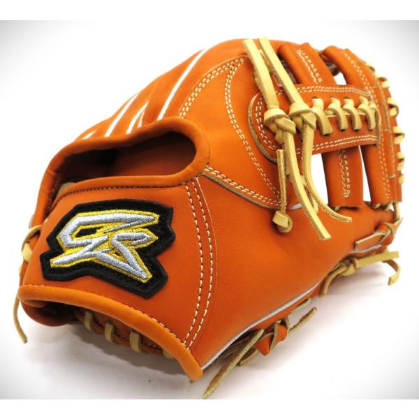 こちらのグローブは「小指2本入れ」・「人差し指背面出し」仕様で使用イメージが把握できる完成具合のガイド型付け済。※グラブ表面に型付けを行った際にできるシミがでているモデルがある場合がございますが水もみを行いグラブを乾燥させるとどうしても出て...