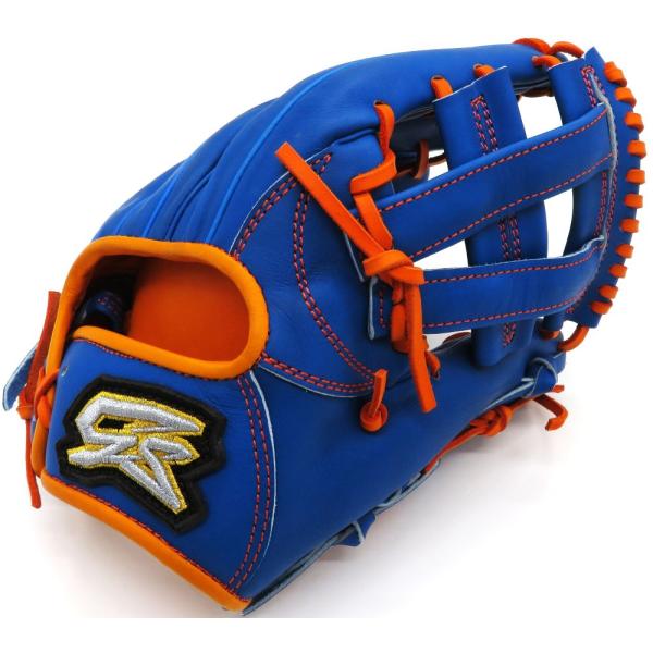 こちらのグローブはメーカーにて使用イメージが把握できる5割程度の完成具合のガイド型付け済です。「小指2本指入れ」「人差し指背面出し」のスタイル。※グラブ表面に水もみを行った際にできるシミがでているモデルがある場合がございますが水もみを行いグ...