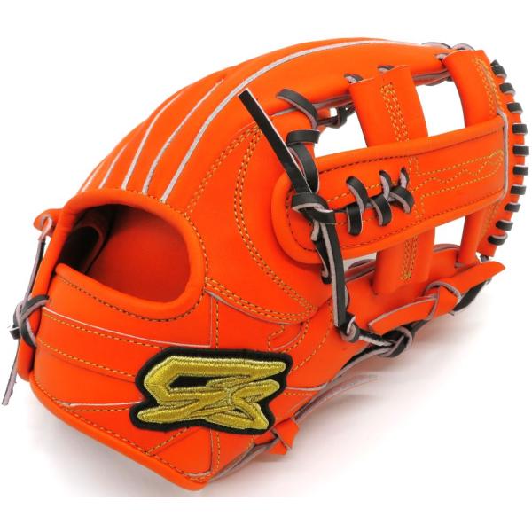 こちらのグローブはメーカーにて「小指2本入れ」「人差し指背面出し」仕様で使用イメージが把握できる完成具合のガイド型付け済。※グラブ表面に型付けを行った際にできるシミがでているモデルがある場合がございますが水もみを行いグラブを乾燥させるとどう...