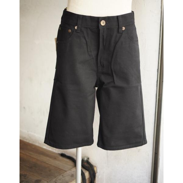 シンプルなファイヴポケットのデニムショートパンツブラックは、ツイルブラックスタンダードな丈感でサイズを上げてはくと２YK的トレンドのデカパン的な履き方も可能です。吐くほどに経年変化を楽しめるスタンダードモデルなので永遠に履き続けることができ...