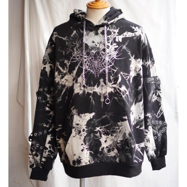 わりと軽めな C80P20の裏パイルスウェットの長く着用できるDROPショルダーのBIGシルエットプルオーバーパーカー胸には、銀糸でスパイダーが刺繍されフード紐は、軽量チェーンになりアクセサリーとなってます。両腕は、クロス状にリングを中心に...