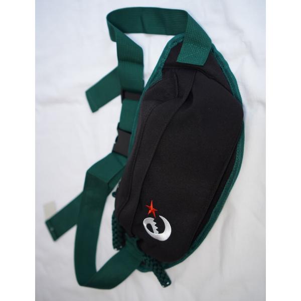 柔らかな素材感のボディにアヤテープで縁取りし e-STAR刺繍に編み込みの引き手をつけた伝統と新しさの混在した仕上がりのウエストバッグインサイドにスリーヴありです。軽くて使いやすいW36cm H18cm D10cm【range (レンジ)】...