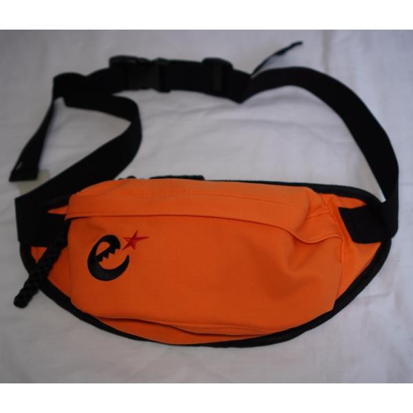 柔らかな素材感のボディにアヤテープで縁取りし e-STAR刺繍に編み込みの引き手をつけた伝統と新しさの混在した仕上がりのウエストバッグインサイドにスリーヴありです。軽くて使いやすいW36cm H18cm D10cm【range (レンジ)】...