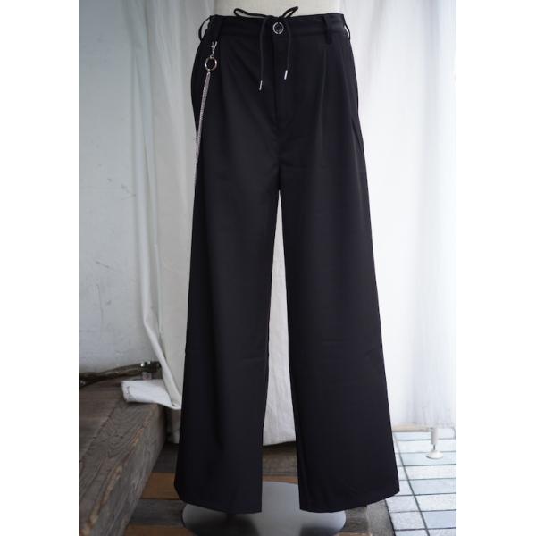 柔らかく光沢のあるキレイ目素材のスラックス的な２タックワイドストレートパンツただいまワイドストレートがトレンドの中心的存在な感じがしますので　自身のパンツシリーズに加えてみてわ？適度に細いチェーンも良いアクセントベルトループも付いてタックイ...