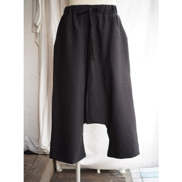 柔らかドレープポリエステル素材の深めロークロッチのエイトレングスのサルエルパンツ某ブランドの様にやや長めの腰紐もアクセント結構ストリートMIXなスタイルに万能に着合わせできます。Lサイズウエストゴム８０ｃｍ前後ポリエステル１００％【RING...