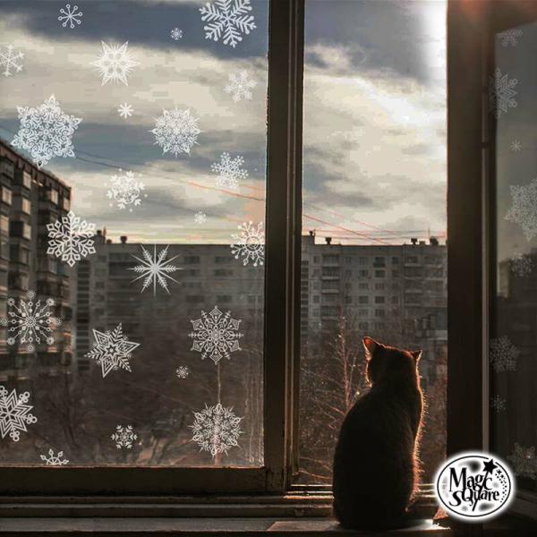 ウォールステッカー【雪の結晶・ホワイト】■サイズ：A4サイズ×8枚■素材：ポリ塩化ビニル■貼り付け場所：部屋、窓、浴室、トイレ、冷蔵庫、キッチン、天井、スタジオ、鏡等、平らな場所なら場所を選ばず貼ることができます。■使用不可：珪藻土・漆喰・...