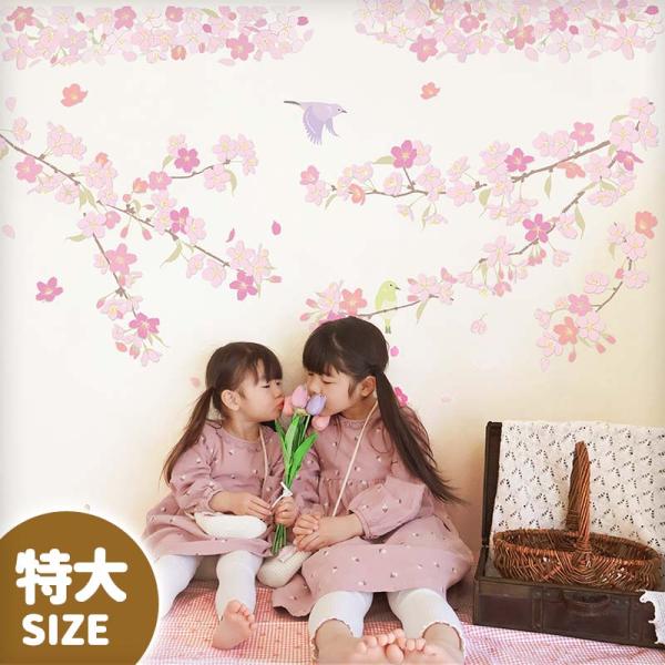 ウォールステッカー【さくら咲く(特大サイズ)】■サイズ：60cm×135cm■素材：ポリ塩化ビニル■貼り付け場所：部屋、窓、浴室、トイレ、冷蔵庫、キッチン、天井、スタジオ、鏡等、平らな場所なら場所を選ばず貼ることができます。■貼るだけなので...