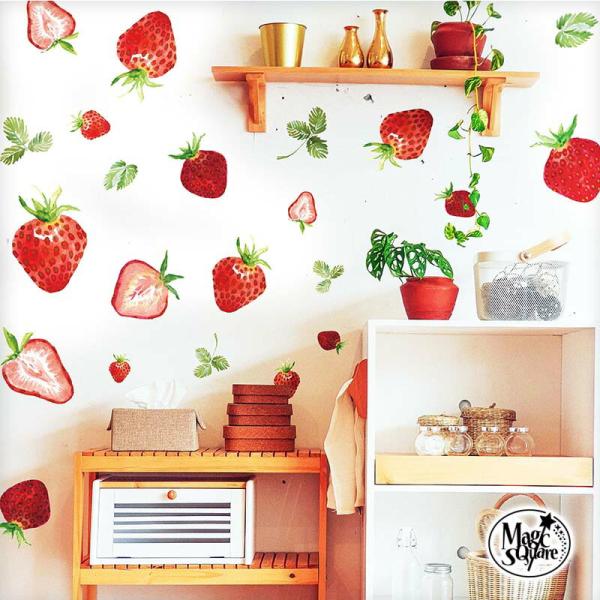 ウォールステッカー【いちご】■サイズ：30cm×135cm■素材：ポリ塩化ビニル■貼り付け場所：部屋、窓、浴室、トイレ、冷蔵庫、キッチン、天井、スタジオ、鏡等、平らな場所なら場所を選ばず貼ることができます。■貼るだけなので、簡単に模様替えで...