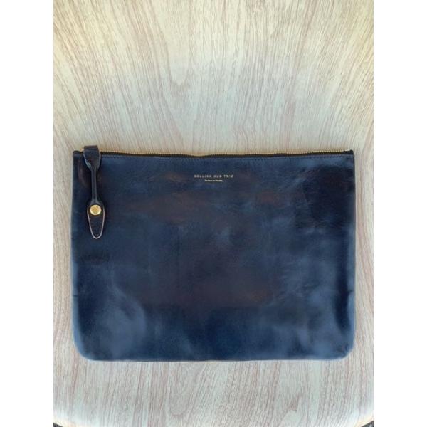 ローリングダブトリオ ROLLING DUB TRIO SQUARE ZIP &amp; SNAP POUCH size L密な繊維組織と自然で滑らかな肌目を持つイタリア産ホースハイドレザーを使用した逸品です。ホースハイドが持つ牛革とはひと...