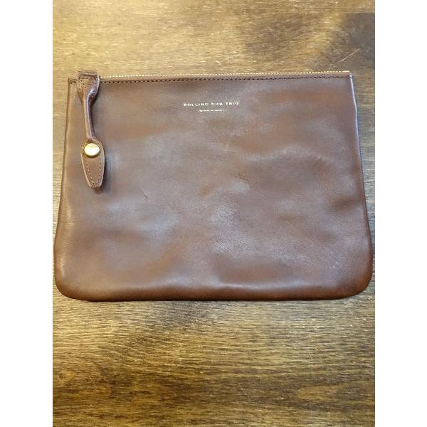 ローリングダブトリオ ROLLING DUB TRIO SQUARE ZIP &amp; SNAP POUCH size M ブラウン密な繊維組織と自然で滑らかな肌目を持つイタリア産ホースハイドレザーを使用した逸品です。ホースハイドが持つ牛...