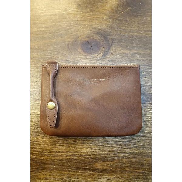 ローリングダブトリオ ROLLING DUB TRIO SQUARE ZIP &amp; SNAP POUCH size S ブラウン密な繊維組織と自然で滑らかな肌目を持つイタリア産ホースハイドレザーを使用した逸品です。ホースハイドが持つ牛...