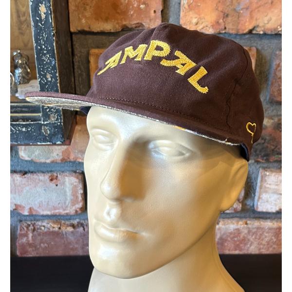 アンパルクリエィテブ THE AMPAL CREATIVE キャップ CAM PAL Snapback S253(BROWN)今、カリフォルニアで最も注目されているライフ・クロージング・ハットブランドTHE AMPAL CREATIVEのス...