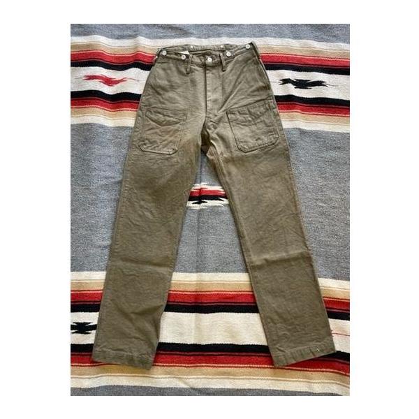 ウィルコックスアンドギブズ WILLCOX&amp;GIBBS ワークパンツ WORK PANTS OLV1920年代のキャンバストラウザーズをベースに現代的にアップデート。フロントに携帯等を収められる使いやすいポケットを配置しユニバーサル...
