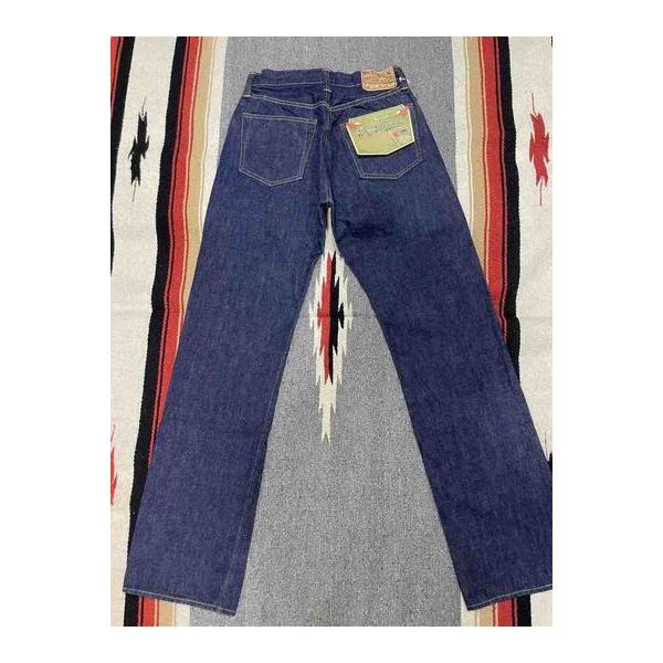 1940年代前半、大戦中に簡素化が図られたモデルを再現。第二次大戦が勃発したことで物資統制によって様々なディテール変更を余儀なくされており、ポケットの袋地やボタンの変更、リベットの省略などの仕様が見られる。また、1942年8月に戦時生産局が...