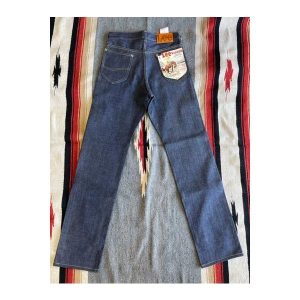 OGIVE POCKETにはLeeのロゴを配したHPL(ヒップ・ポケット・レーベル)がアイコンとして輝き、のちに、トゥウィッチ・ラベルと呼ばれる防縮処理が施されていないレザー・レーベル、ウエストベルトのセンターには赤タグ、そして縫製強度の不...