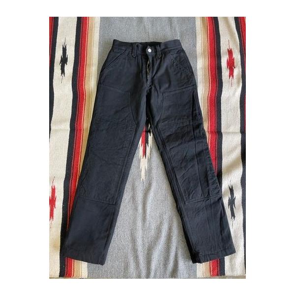 「ゆったりとしたシルエットで暖かいパッドパンツを履きたい」というユーザーにむけて提案するパンツ。デニムラインのギア系品番同様の14.75oz オリジナル左綾デニムを使用した、ワークパンツとパッドパンツのクロスオーバーとなる当モデルは、寒冷時...