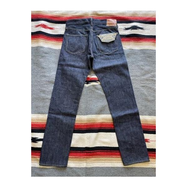 Lot No. SC42021 は、シリーズ初のスリムテーパードシルエット。SC42009や SC42014は履き心地を考慮して12オンスのデニムを使用していたが、この SC42021 には SC41947 と同じく旧式の力織機で織り上げた...