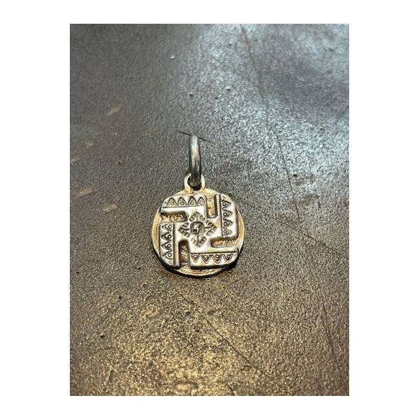 WESTRIDEのストーリーに合わせたキャラクターを表裏に配した新作コイントップ。ゴーストトップのキャサリンはマーキュリーダイムから、スワスティカトップのエハウィーはバーバーダイムから彫り出していますが、氏曰く「どちらのコインも顔の向きがそ...