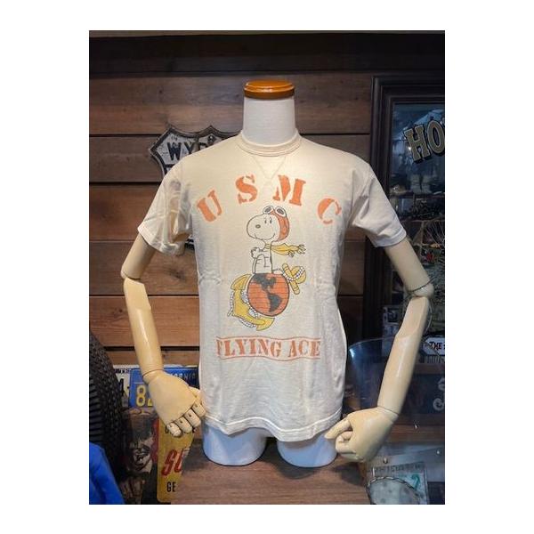 地球儀を囲むように配置された船のアンカーと白頭鷲が示すように、世界中どこでも駆けつける米海兵隊のエンブレムを前後にプリントした。フロントは白頭鷲の代わりに"Flying Ace"姿のスヌーピーを。バックに記された“SEMPER FI”とは海...