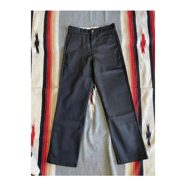 ポリエステル65%、コットン35%の混率で織り上げた頑丈なツイル生地を使用したワークトラウザース。生地は肌触りの良さに加えシワになりにくく、特有の光沢感が特徴。TUF-NUTのヴィンテージトラウザースは尿素ボタン仕様のものが多くみられるが、...