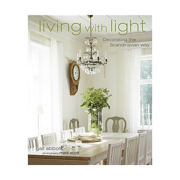 【お取り寄せ・キャンセル不可の商品】：2週間~4週間でお届け（お急ぎの方はご遠慮ください。）　／　【本の説明】160ページ　222*260mm　言語：English　885g　ISBN：9781906094317　／　【本の内容】“Livi...