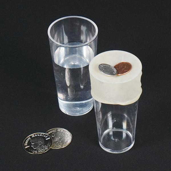 ゴムシートをコインが貫通し、手の中で大きなコインに替わり、水の入ったコップの中で消えてしまいます。