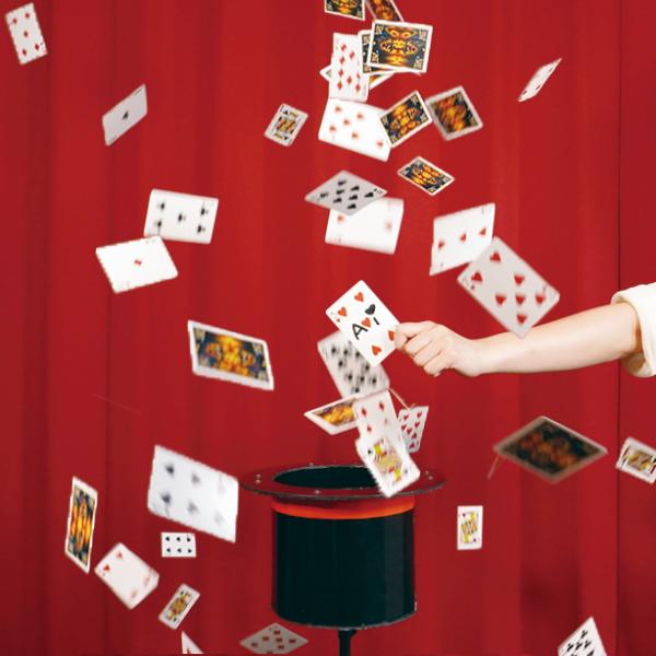 カードが噴水のように飛び出す最高のトリック！リモコン付きで、「トップハットテーブル」やトランプも付属。