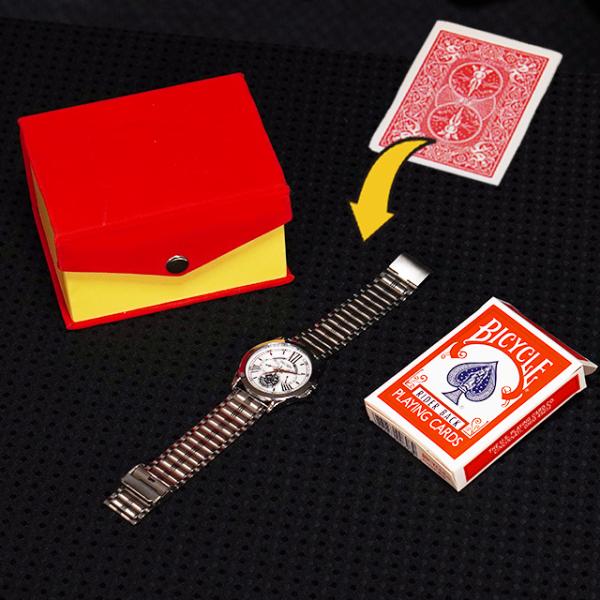 ケースから取り出したトランプが、目の前で、一瞬で腕時計に変わってしまう！？