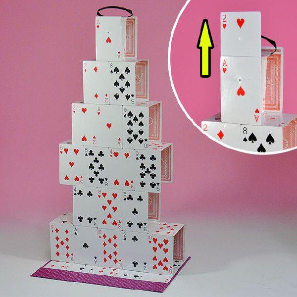 突然、カードでできたお城が出現し、そこから、選ばれたカードがせり上がってくる！