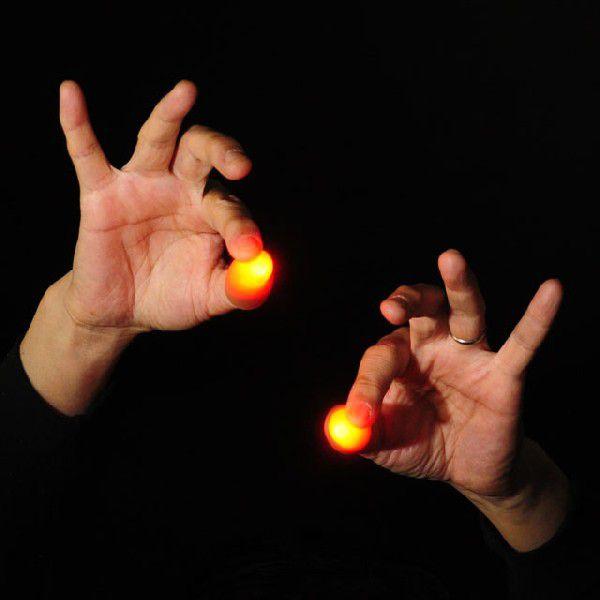 指先に灯ったライトが両手の間で飛び移り、さらに口に入れたライトが耳から…等色々楽しめます。