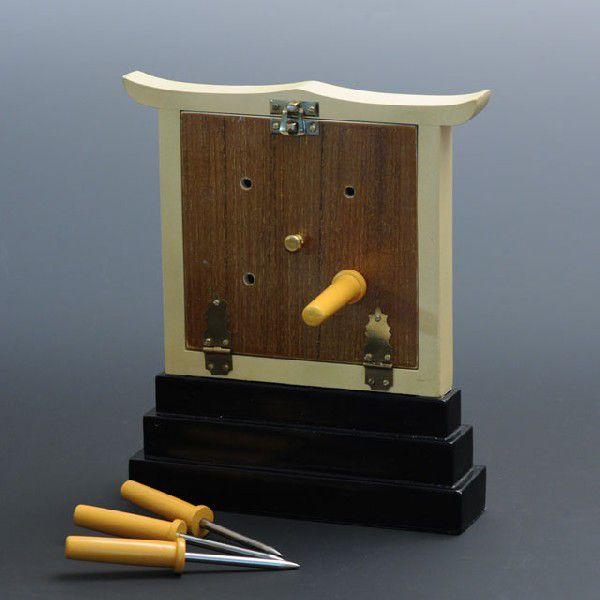 スタンドに入ったガラスに４本のスパイクを突き刺す！それでもガラスは無傷です。