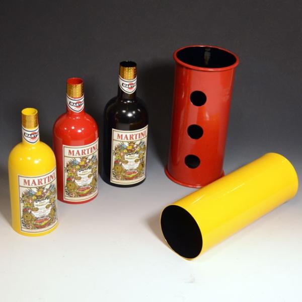 金属製のカラの2本の筒からシルクや万国旗が次々出現し、さらに大きなボトルが3本も出てきます。