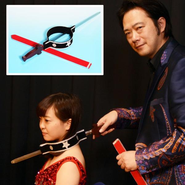 首に枠を付けたお客様の首に、剣を串刺しに！そのインパクトは絶大です。