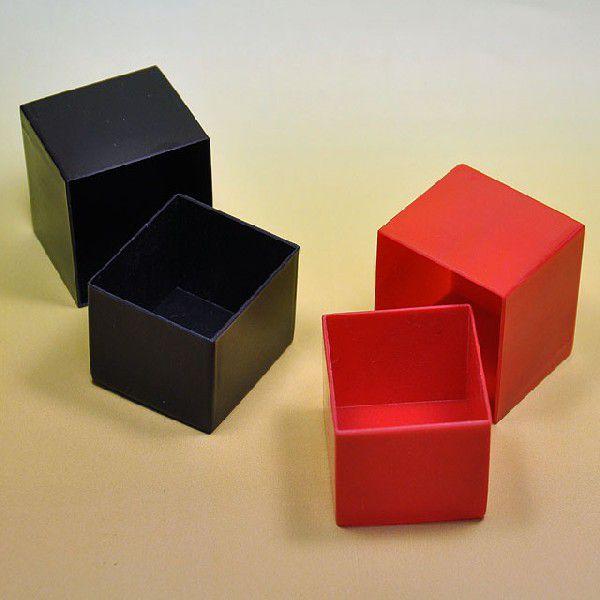 外箱（例えば黒箱）から出した内箱（赤箱）に、外側だった黒箱が入ってしまう！どちらの箱が大きいの？