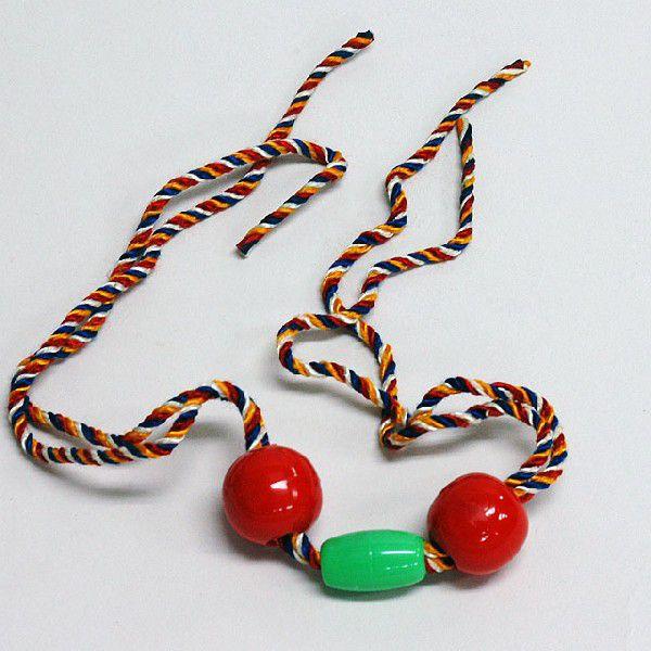 紐に通した３個のビーズがスルリとエスケープしてしまう。