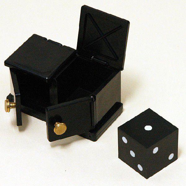 箱の中のダイスの行方は？サッカートリックの名作のミニチュア版です。