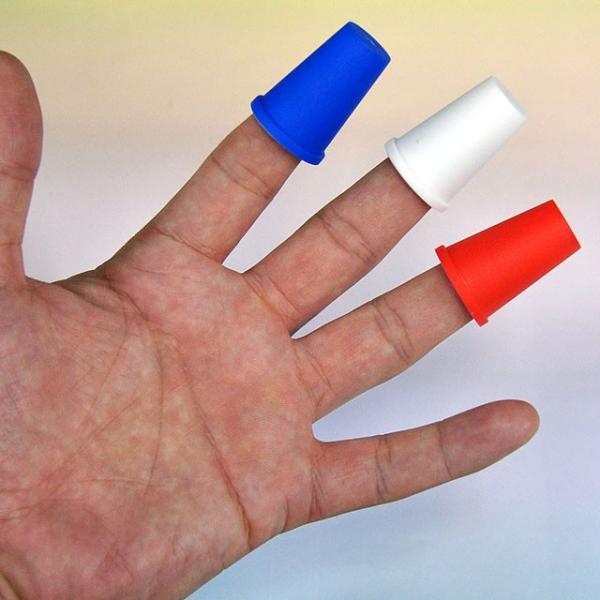 指先にはめた３本のシンブル（赤・白・青）をポケットにしまうと、すぐに指先にもどってしまう！？