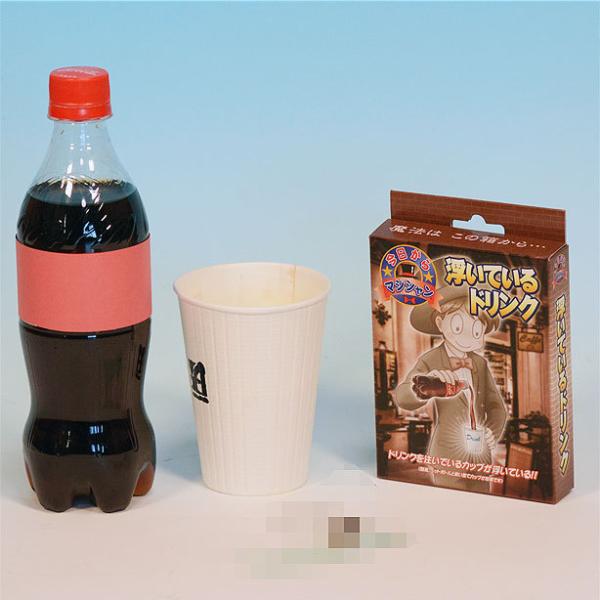 ドリンクを注いでいるカップが浮いている！！（別途、ペットボトルと使い捨てカップが必要です）【浮遊】