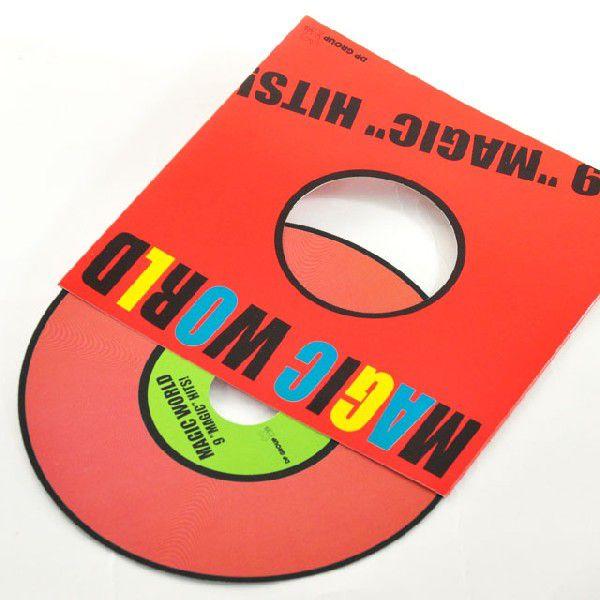 黒いレコードを赤いジャケットに通すだけで、レコードは両面とも赤色に変わってしまう。簡単マジック！