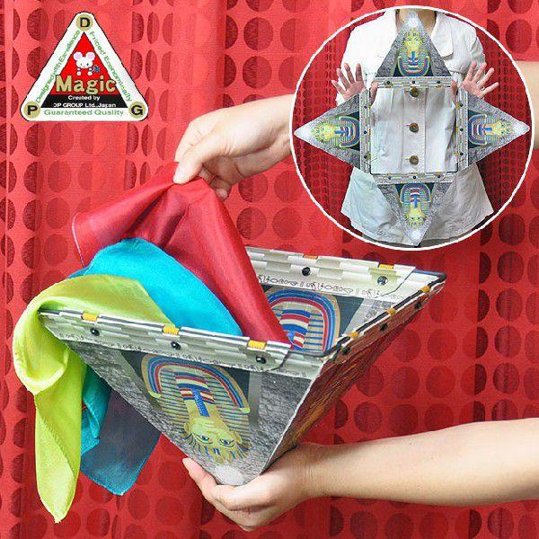 ツタンカーメンをデザインした用具をピラミッド型に組み立てると、中からシルクや万国旗等が出現します。【組立】