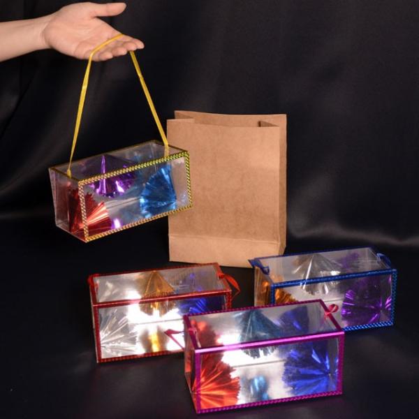 厚紙製のカラの紙袋から、カラフルな花でいっぱいの透明ボックスが次々と、４つも出現します。【取出】