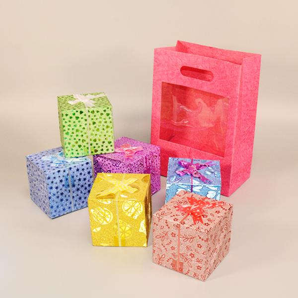 透明の窓が空いた厚紙製のカラの紙袋から、カラフルなギフトボックスが次々と６個も出現！？