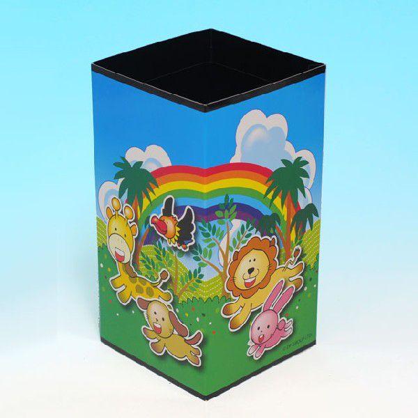 かわいい動物デザインの四角い厚紙製のチューブから、シルクや万国旗等を取り出せる！