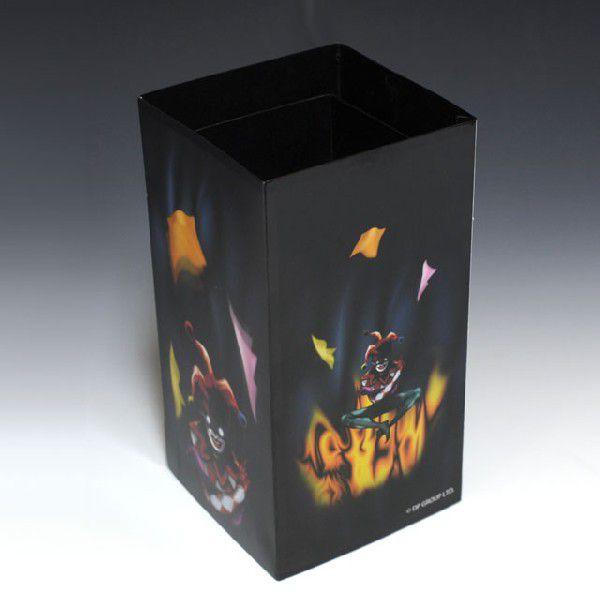 デビルをデザインした厚紙製の四角いチューブから「シルク」や「ジャグリング用スカーフ」等が出現！