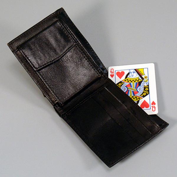 お客様のサインしたカードが、デックから消え、マジシャンのサイフの中から出現する！？