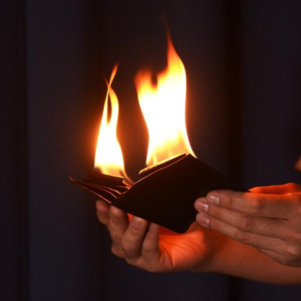 本皮製のサイフから突然、火が燃え上がる！型破りなギャグのギミックをセットした珍品！