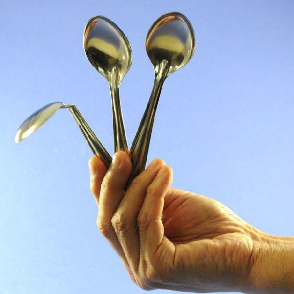 手軽にできるスプーン曲げのトリック！曲げたり伸ばしたりも自由自在。【超能力】