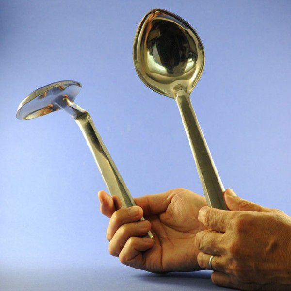 ステージ向きの大型スプーン曲げトリック！曲げたり伸ばしたりが自由自在。