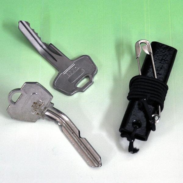 お客様から借りたカギが、目の前で曲がってしまう！？超能力風のマジックです。